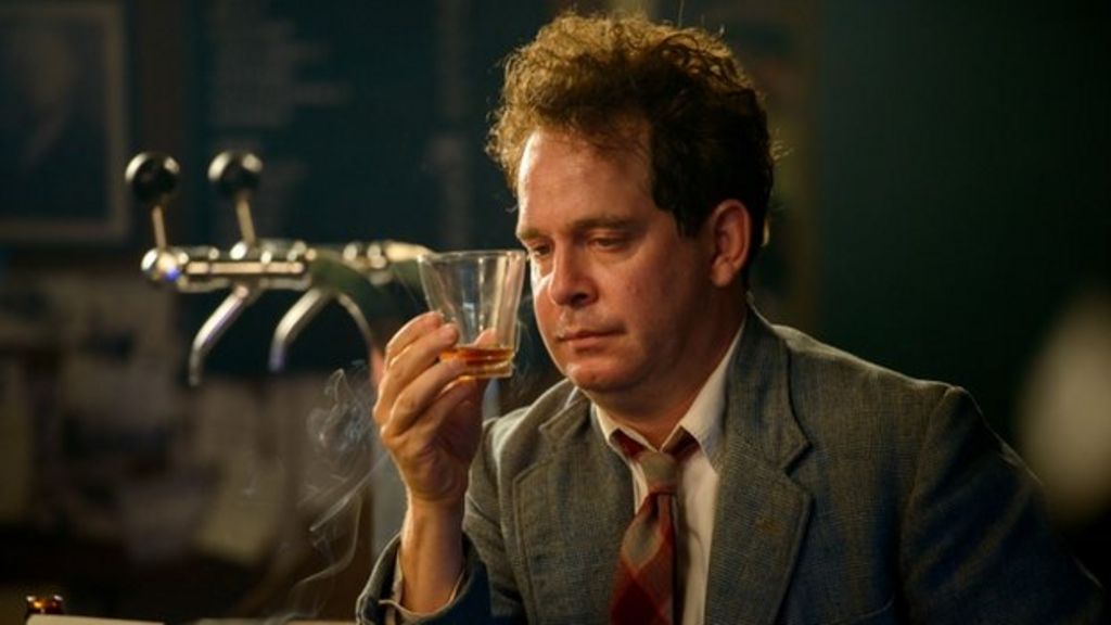 Best actor award for Tom Hollander for Dylan Thomas role - BBC News