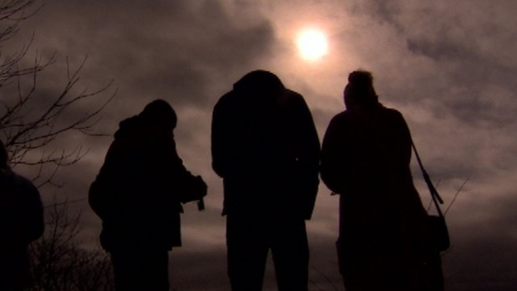 Solar eclipse ends in Northern Ireland - BBC News