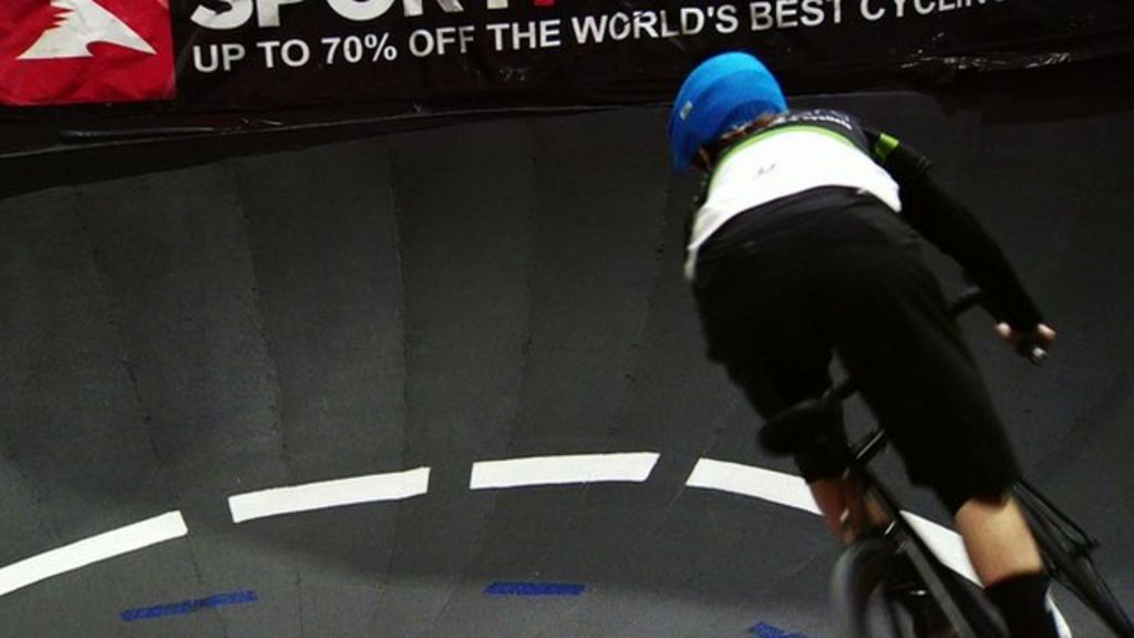 Pop-up velodrome gives taste of track cycling - BBC News