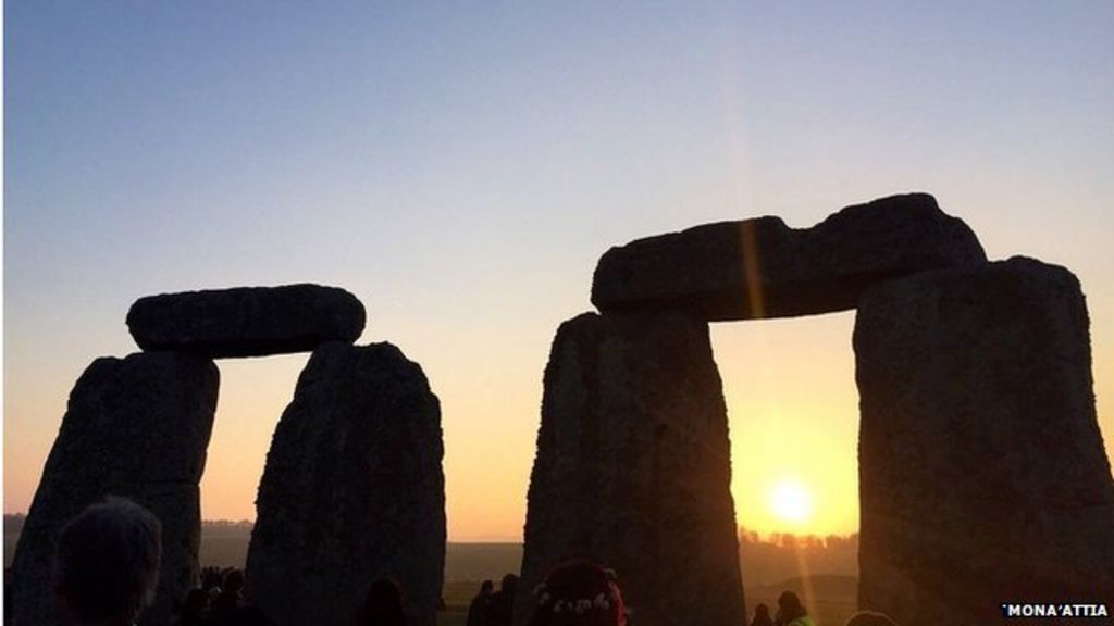 First Day of spring: Stonehenge crowd gathers for sunrise - BBC News