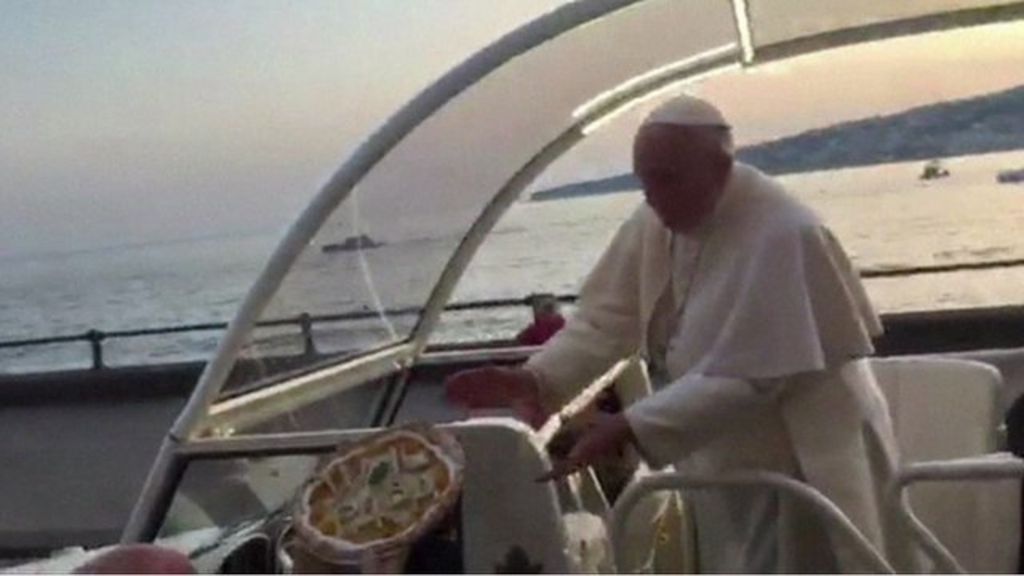 Pope Francis accepts pizza from Naples restaurant owner - BBC News