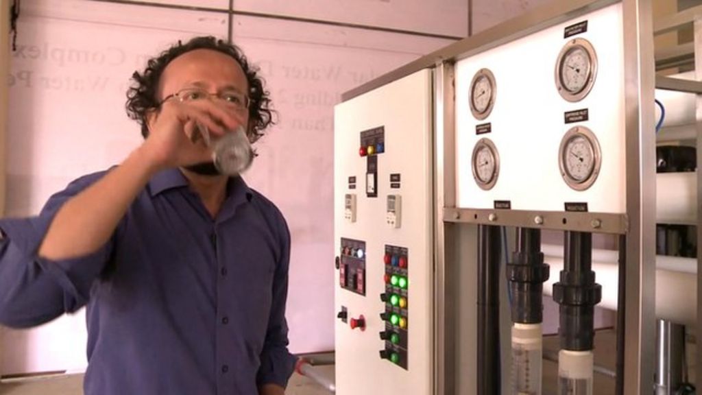 Taste testing Thar desert's new solar pumped water - BBC News