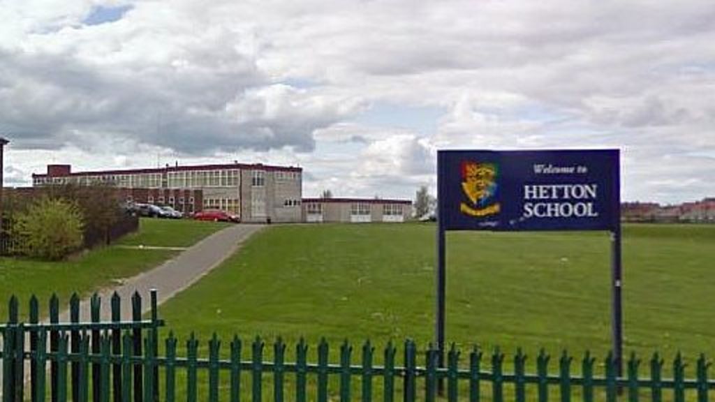 'Slave contract' Durham teacher Kelvin Loraine in classroom ban - BBC News