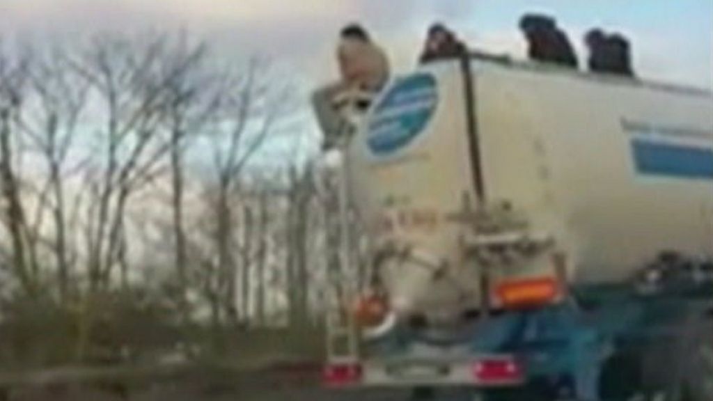 Men filmed climbing out of tanker at Folkestone services - BBC News