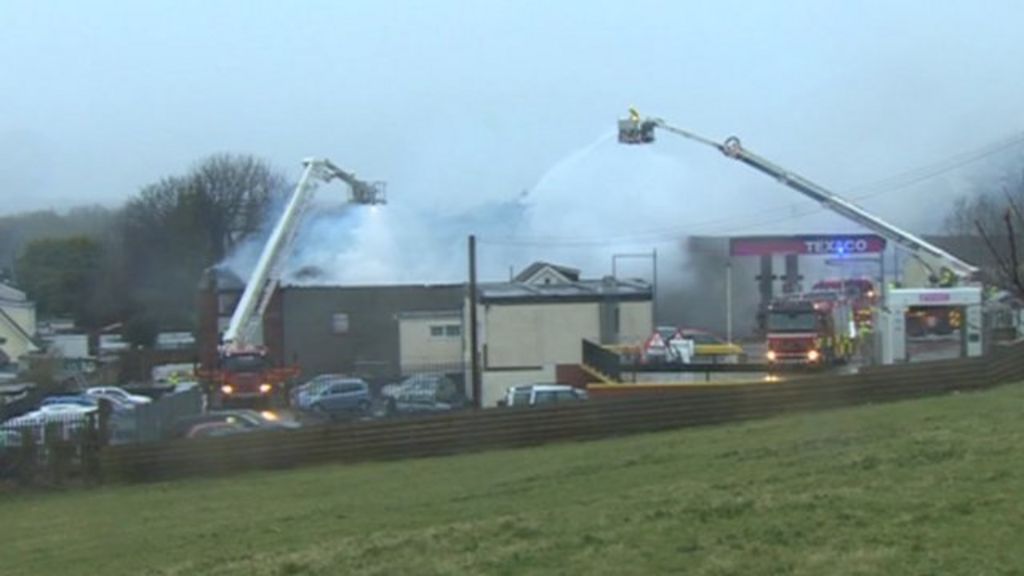 Families forced to flee after fire breaks out on Anglesey - BBC News