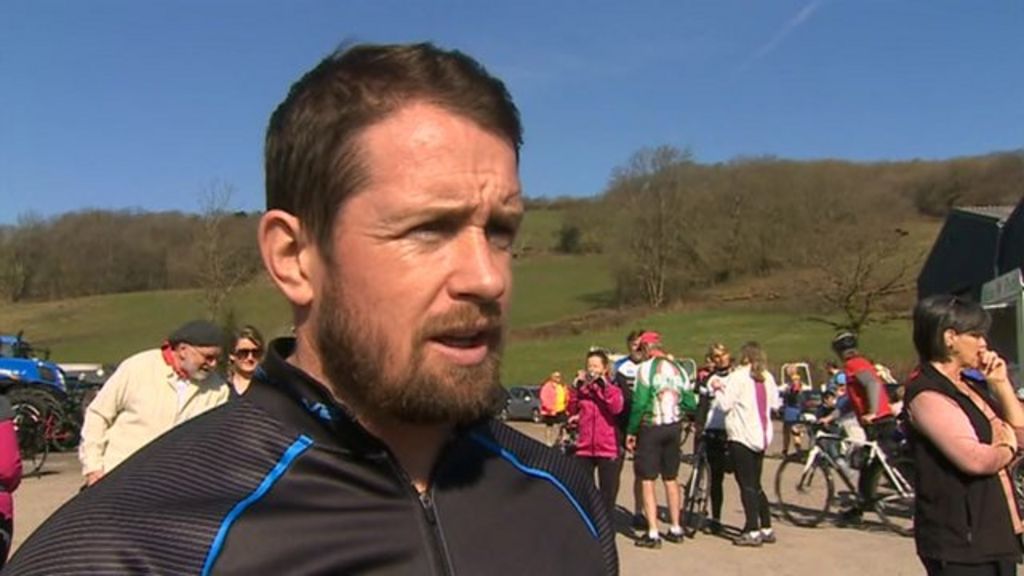 Shane Williams leads 150 people on Defiance Cycle ride - BBC News