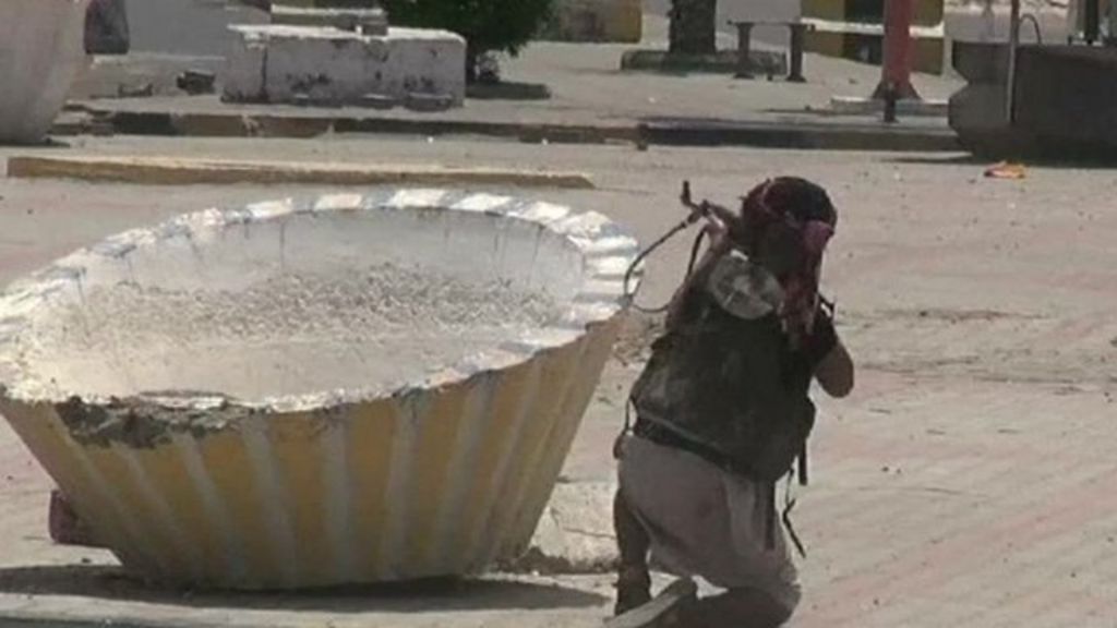 Yemen conflict: Aden a 'ghost city' as death toll rises - BBC News