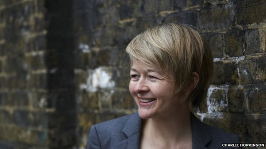 Author Sarah Waters shortlisted for £30k fiction prize - BBC News