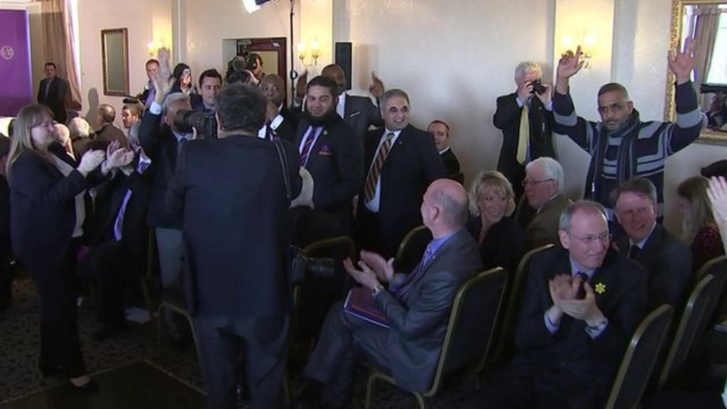 Journalist booed by UKIP supporters at manifesto launch - BBC News