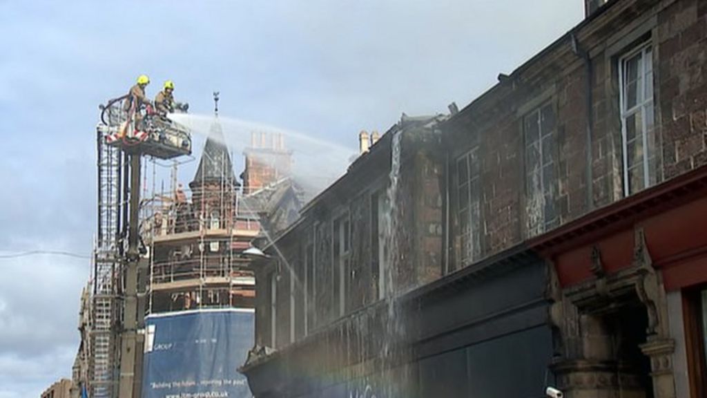 Firefighters battle Inverness blaze - BBC News