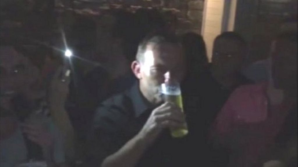 Cheers as Australian PM Tony Abbott downs beer - BBC News