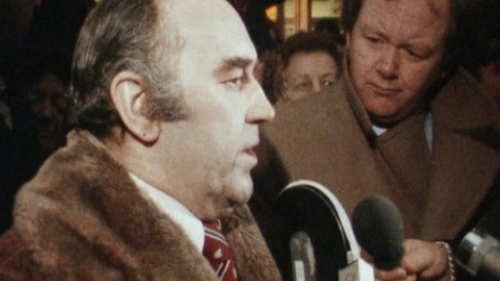 Archive: Roy Mason Christmas visit to Belrfast - BBC News