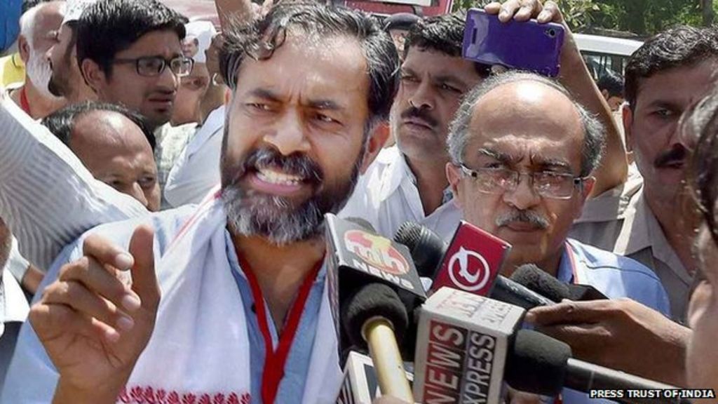 Indian AAP expels founder members - BBC News