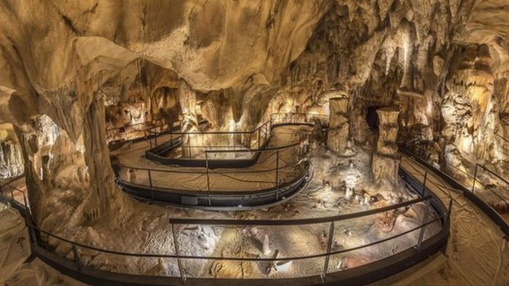 Incredible cave replica built to protect paintings - BBC Newsround
