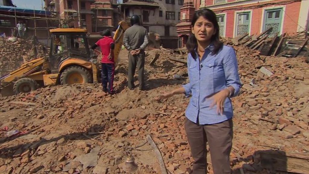 Digging through the rubble in Kathmandu - BBC News