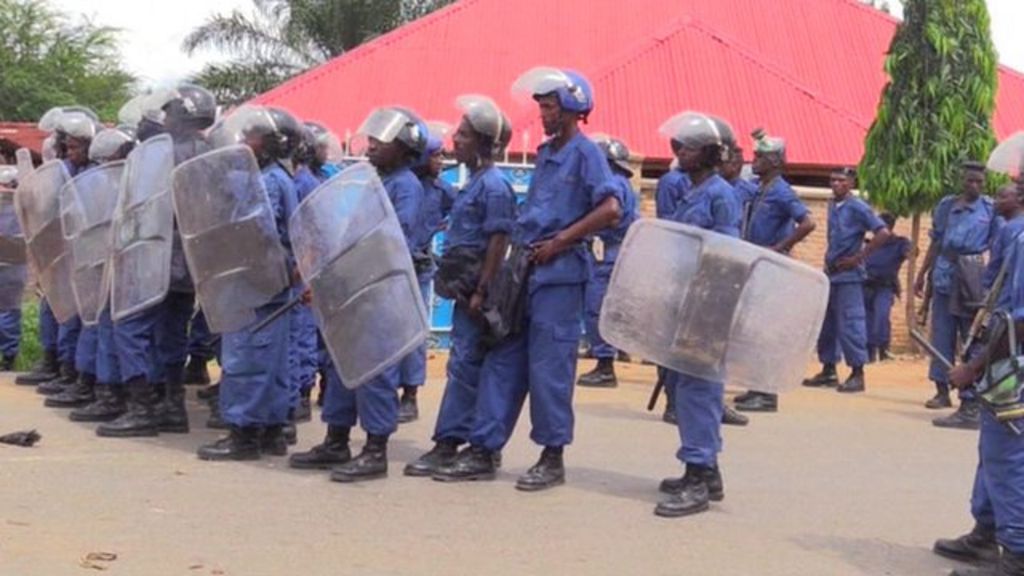 Police ''fire at Burundi protesters' in Bujumbura - BBC News