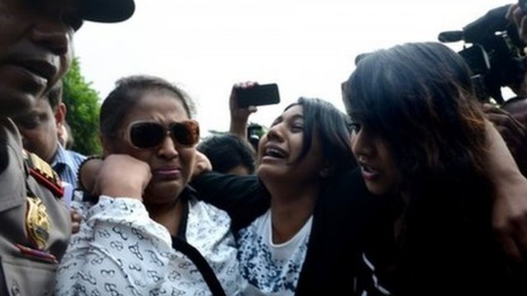 Bali Nine: Families arrive ahead of Indonesia executions - BBC News