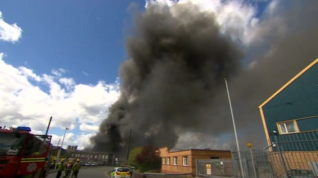 Fire crews tackle Oldbury factory blaze - BBC News