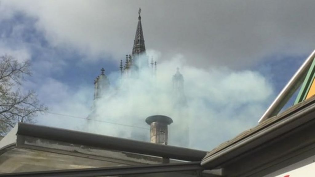 Norwich market fire: Two treated after breathing in smoke - BBC News