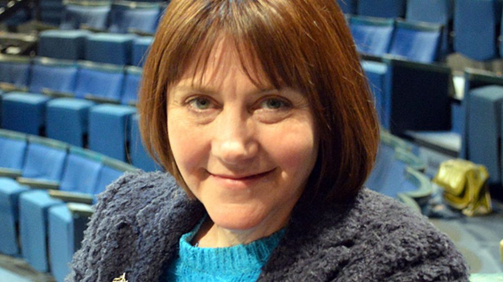 Ex-Corrie star Deborah McAndrew cooks up writing success - BBC News