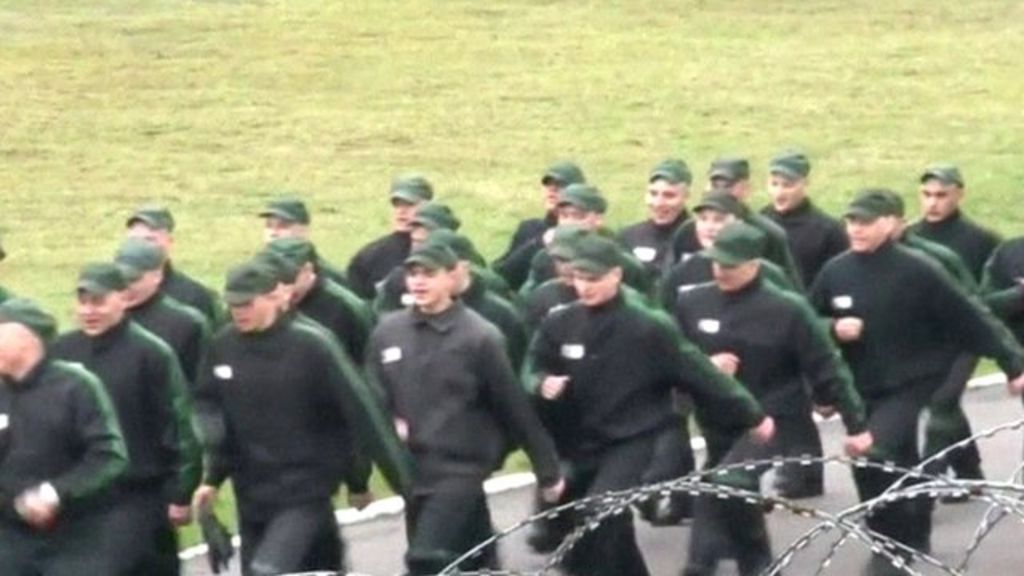 Russia prison inmates march for VE Day - BBC News