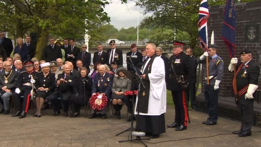 VE Day parade and service held in Swansea city centre - BBC News