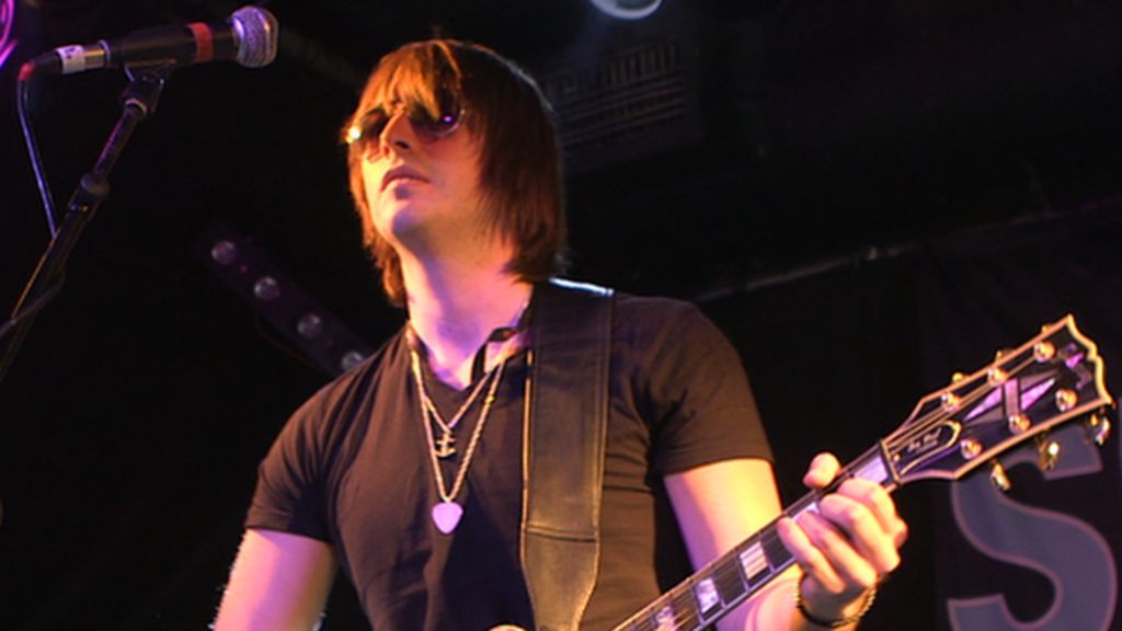 Life on stage as a blind guitarist - BBC News