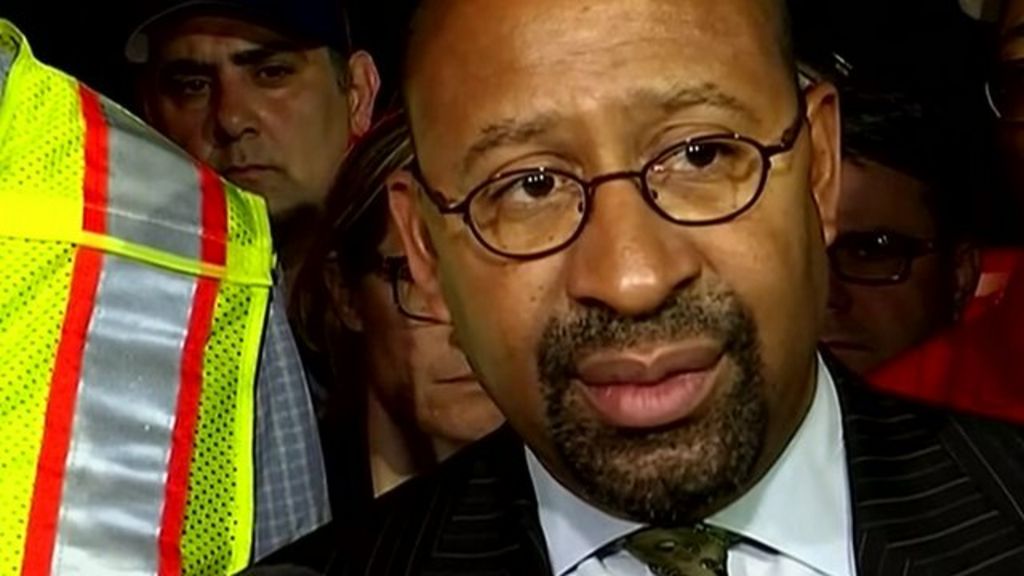 US Amtrak train derailment 'a disastrous mess' - BBC News