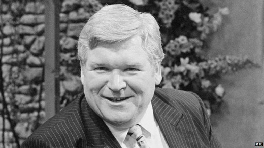 Derek Davis: Former BBC and RTÉ broadcaster dies aged 67 - BBC News