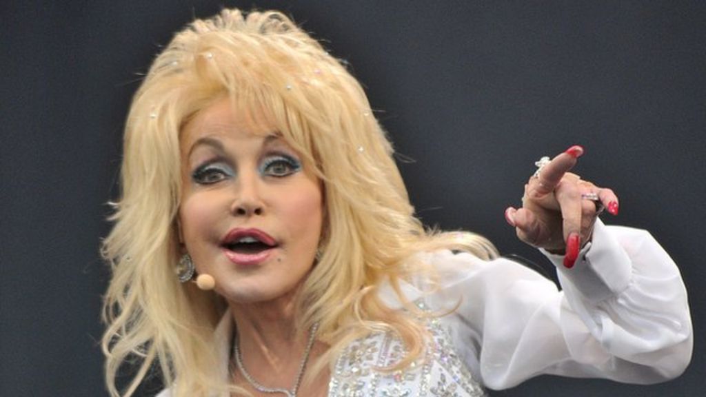 Dolly Parton's 'ay up me duck' message to Nottingham - BBC News