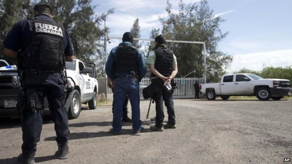 Mexico shoot-out leaves dozens dead - BBC News