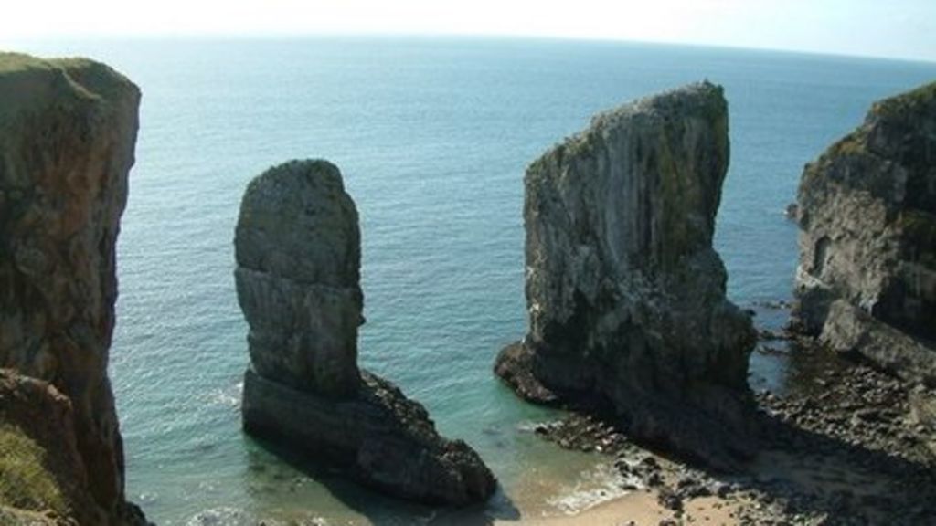 Man, 31, dies after fall from Stack Rocks in Pembrokeshire - BBC News