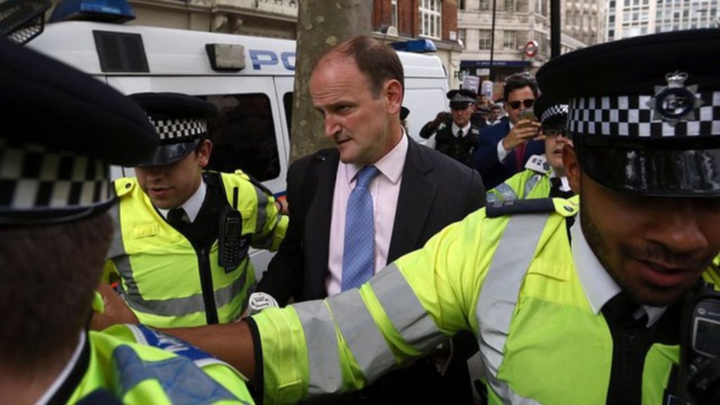 Ukip Mp Douglas Carswell Confronted In Street By Protesters Bbc News