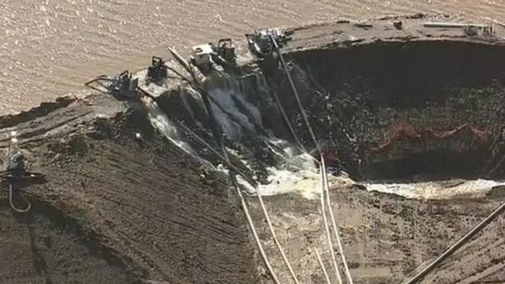 Texas dam holds as water levels reach dangerous levels - BBC News