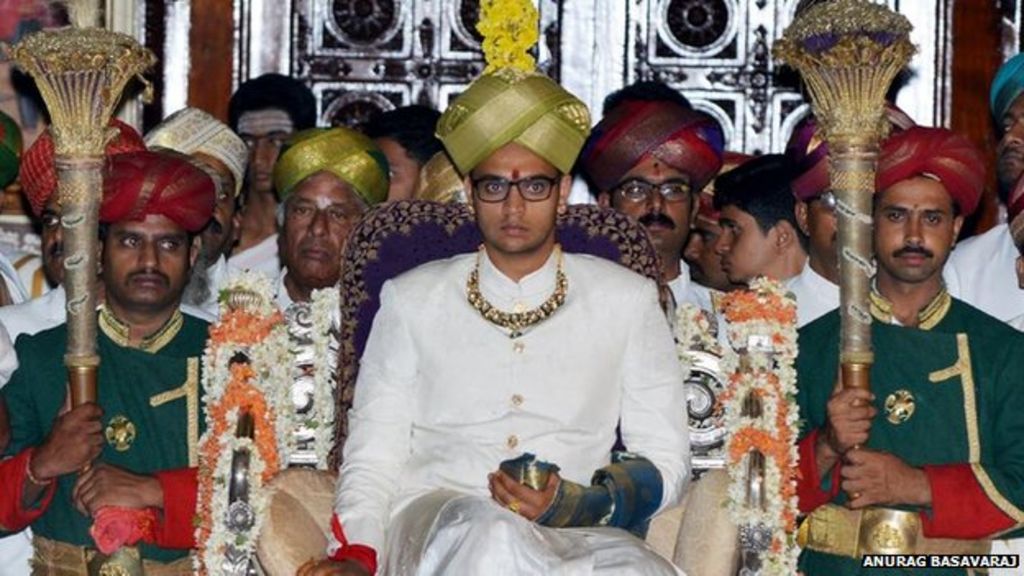 India's Mysore crowns new maharaja Yaduveer Wadiyar - BBC News