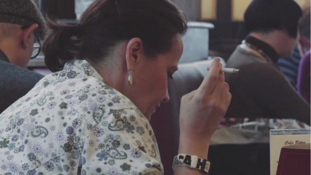 Austrian smoking ban: Inside a Vienna cafe - BBC News