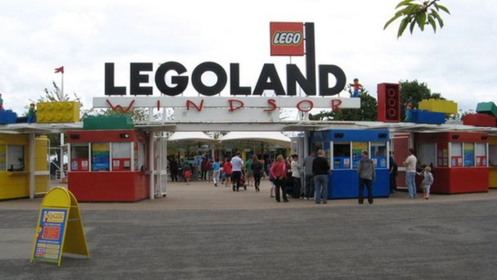 Legoland Windsor apologises to visitors over car park delays - BBC News