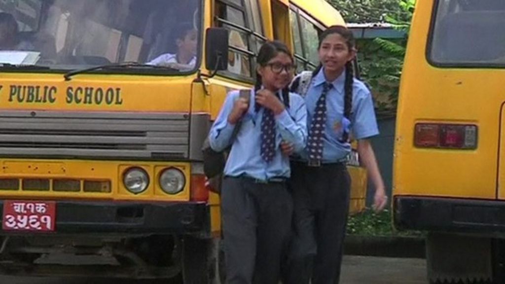 Nepal quake: Damaged schools re-open in Kathmandu - BBC News