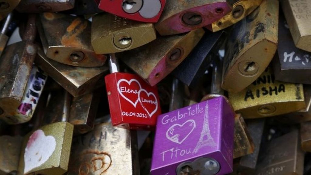 Paris 'love locks' removed from bridge - BBC News