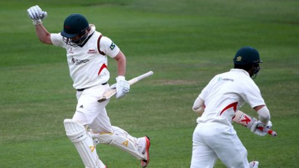 Leicestershire: BBC commentator gets emotional after Foxes win - BBC Sport