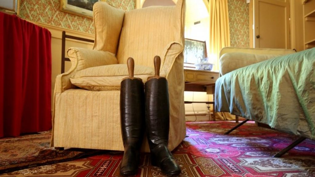 Duke of Wellington's death bedroom recreated at Walmer Castle - BBC News