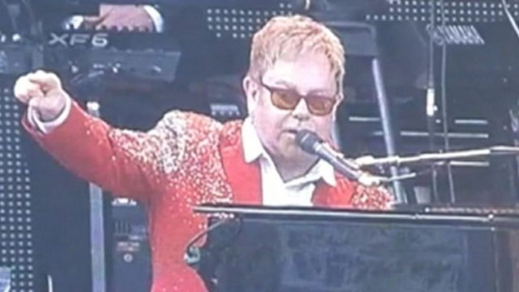 Elton John rants at concert steward - BBC News