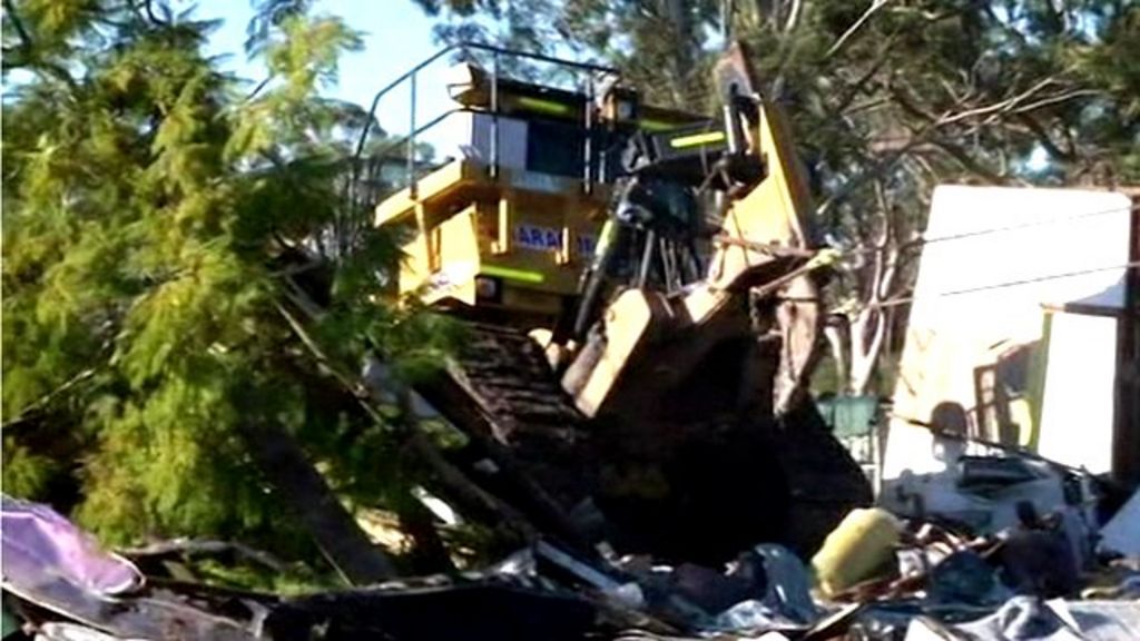 Australia man 'steals bulldozer to crush cars and home' - BBC News