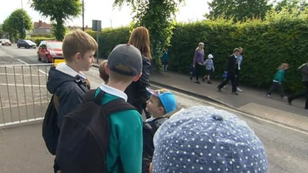 Coventry parents call for lollipop crossing - BBC News