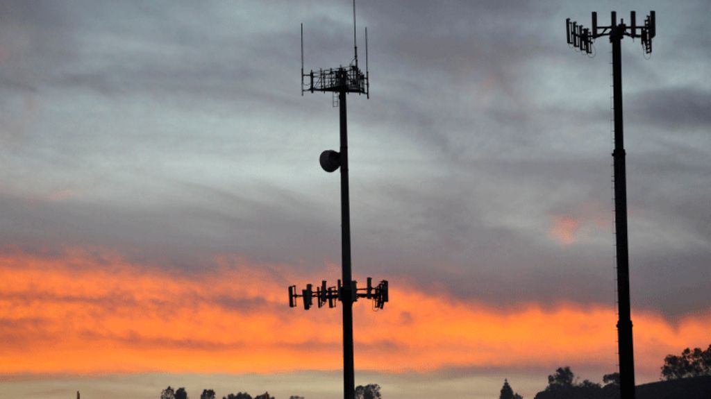 Mass snooping fake mobile towers 'uncovered in UK' - BBC News