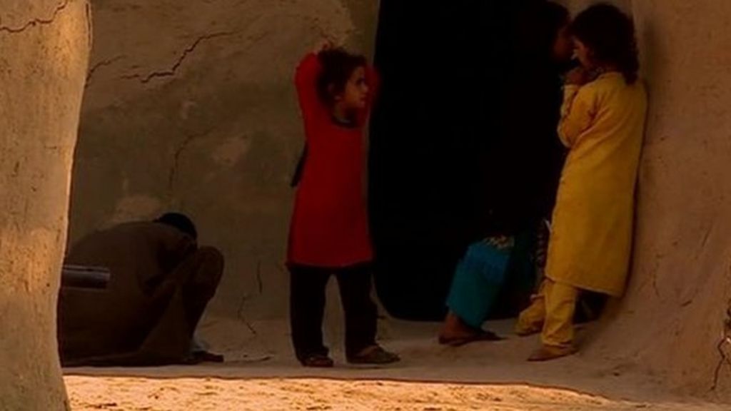 Pakistan's cave-dwelling community - BBC News