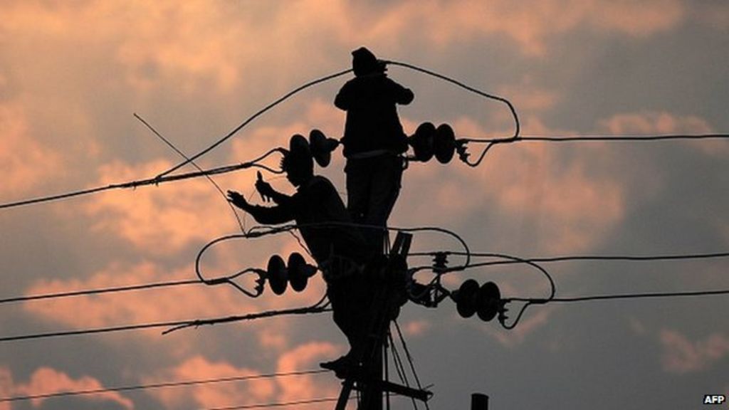 India 20 electrocuted as live wire falls on bus - BBC News