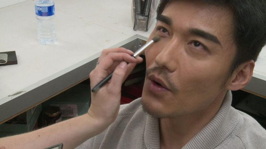 Chinese supermodel Hu Bing becomes UK menswear ambassador - BBC News