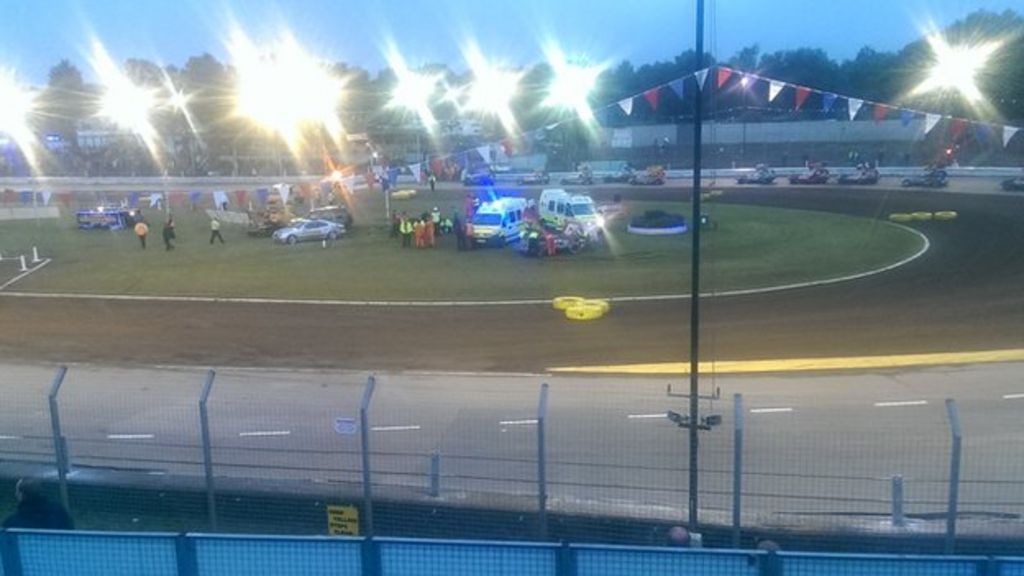 Three people hurt in Foxhall Stadium stock car crash - BBC News