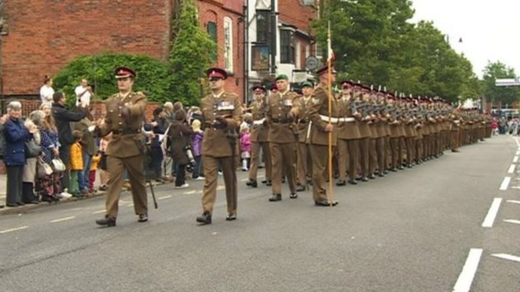 Wokingham parade marks REME regiment's Arborfield departure - BBC News